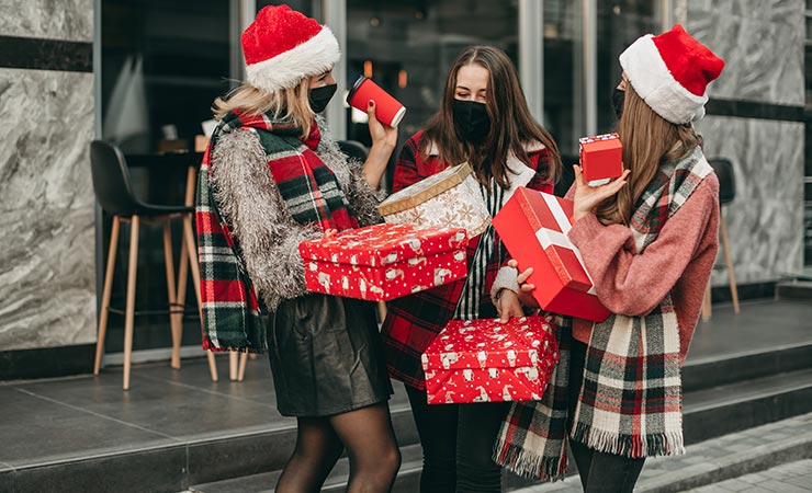 Boxing Day节礼日 | 英国疯狂血拼日 — Red Scarf